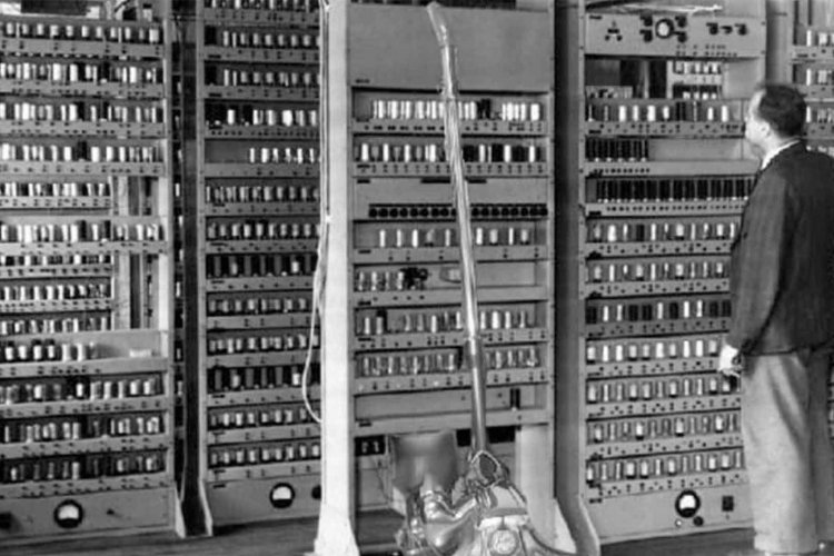 Sejarah Singkat Perkembangan Komputer dari Masa 5 Generasi - News ...